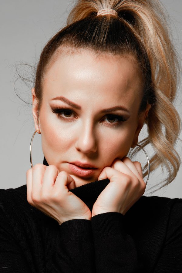 BARBARA BURNETT – Singer – Songwriter